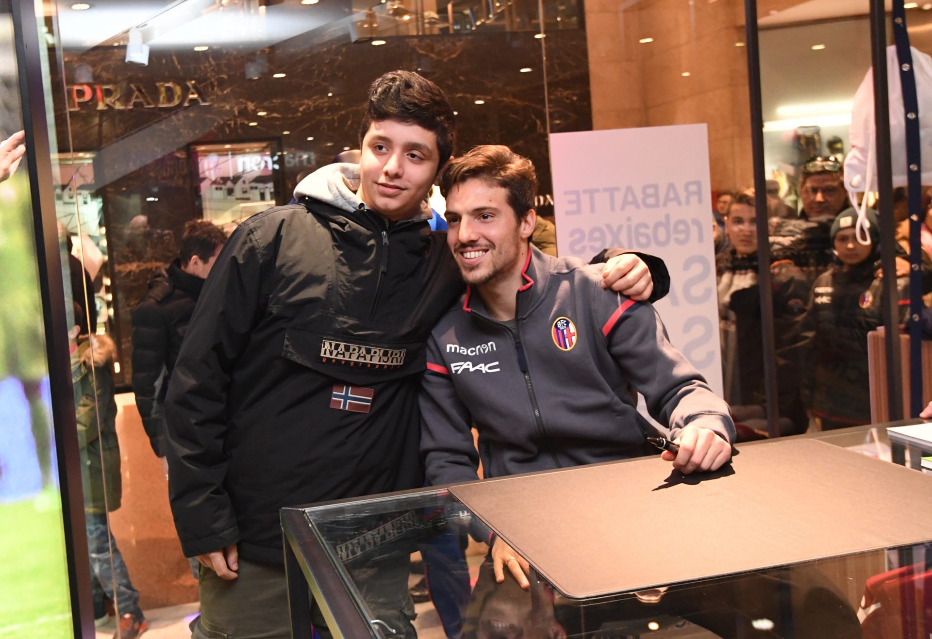 Simone Verdi allo store Macron|BFC di Galleria Cavour – Bolognafc