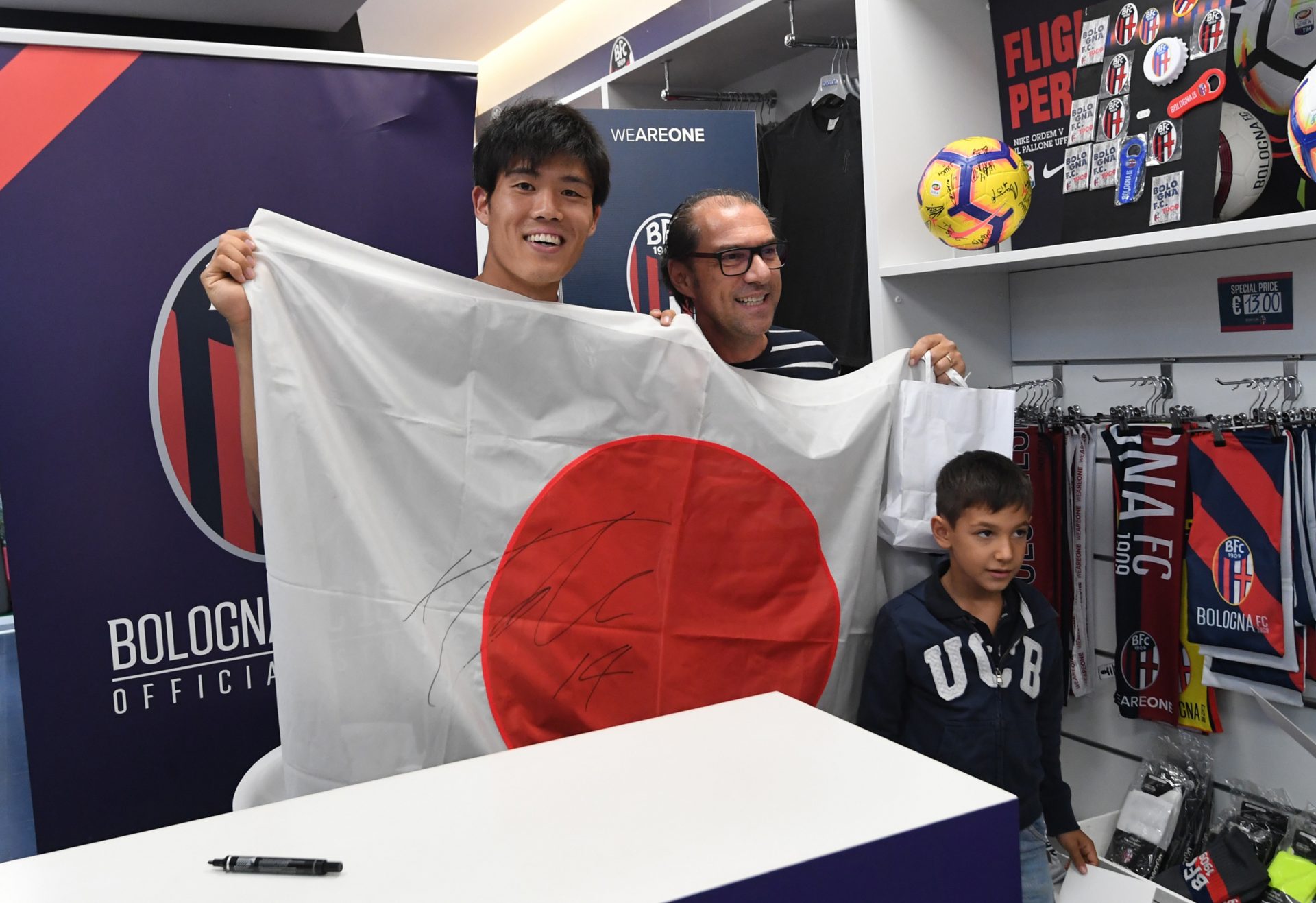 La gallery di Tomiyasu al Bfc Official Store dello stadio – Bolognafc