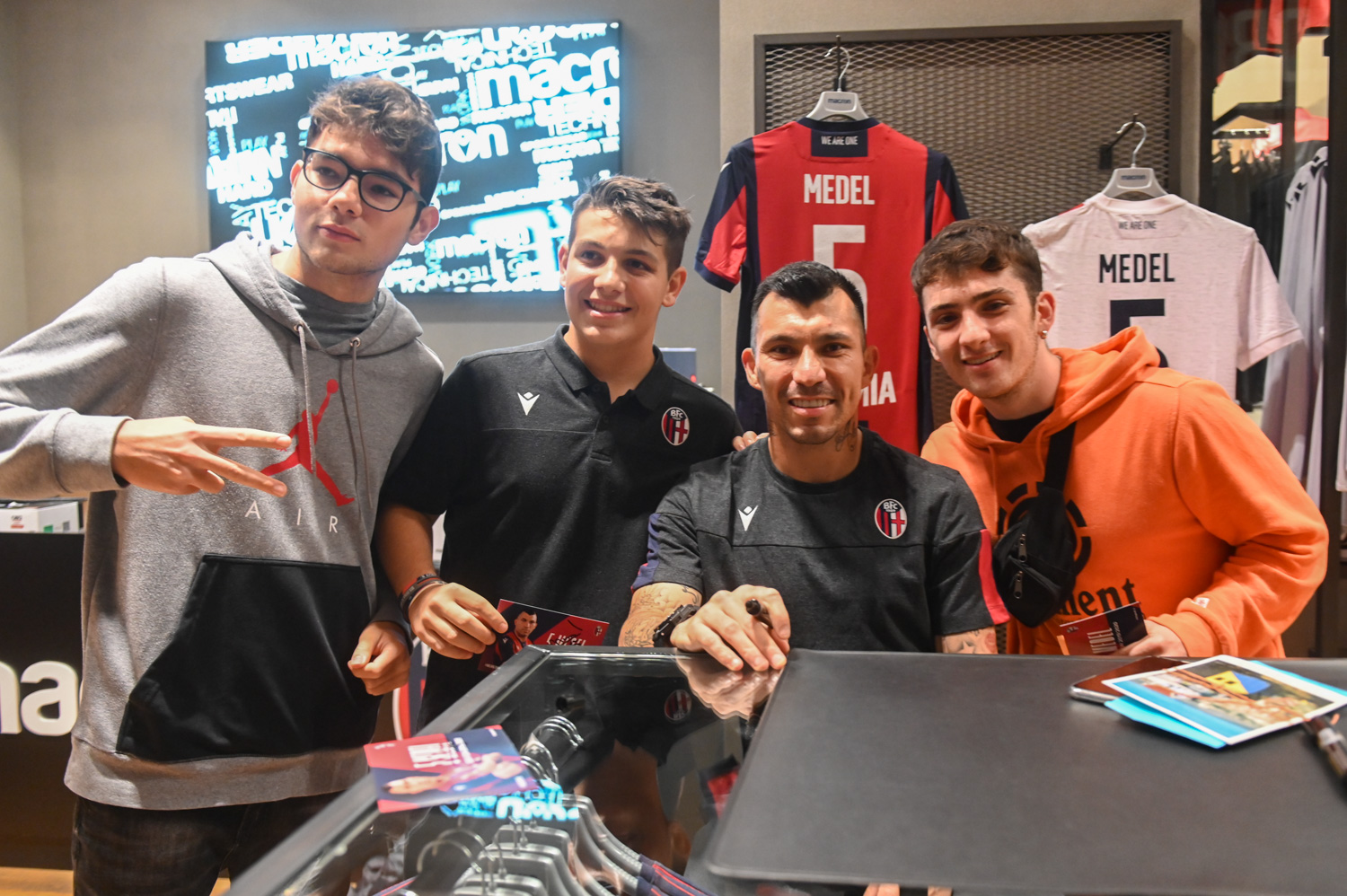La gallery di Medel allo store Macron|Bfc di Galleria Cavour – Bolognafc