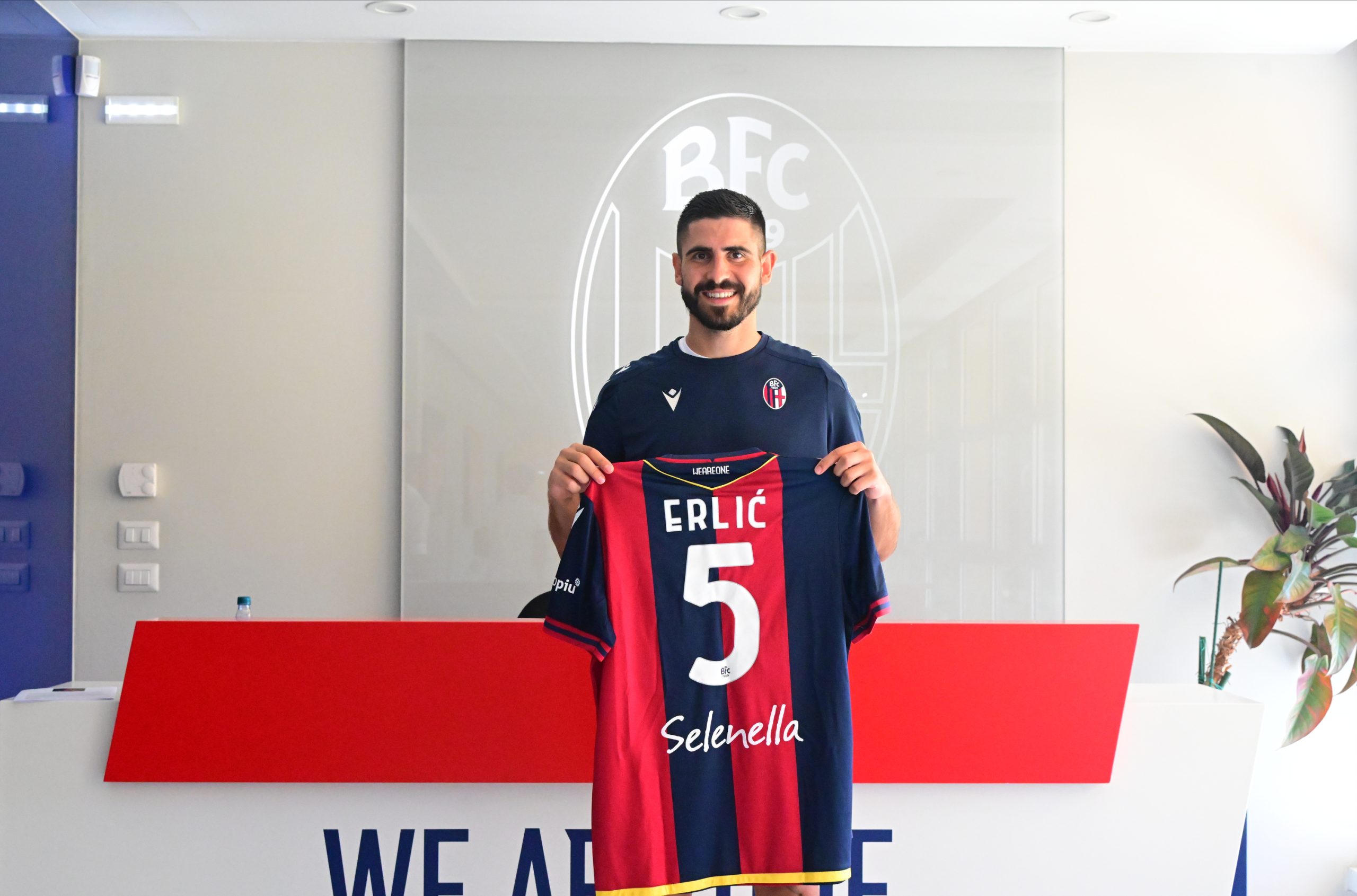 LA PRESENTAZIONE DI MARTIN ERLIC 🎙️ – Bolognafc